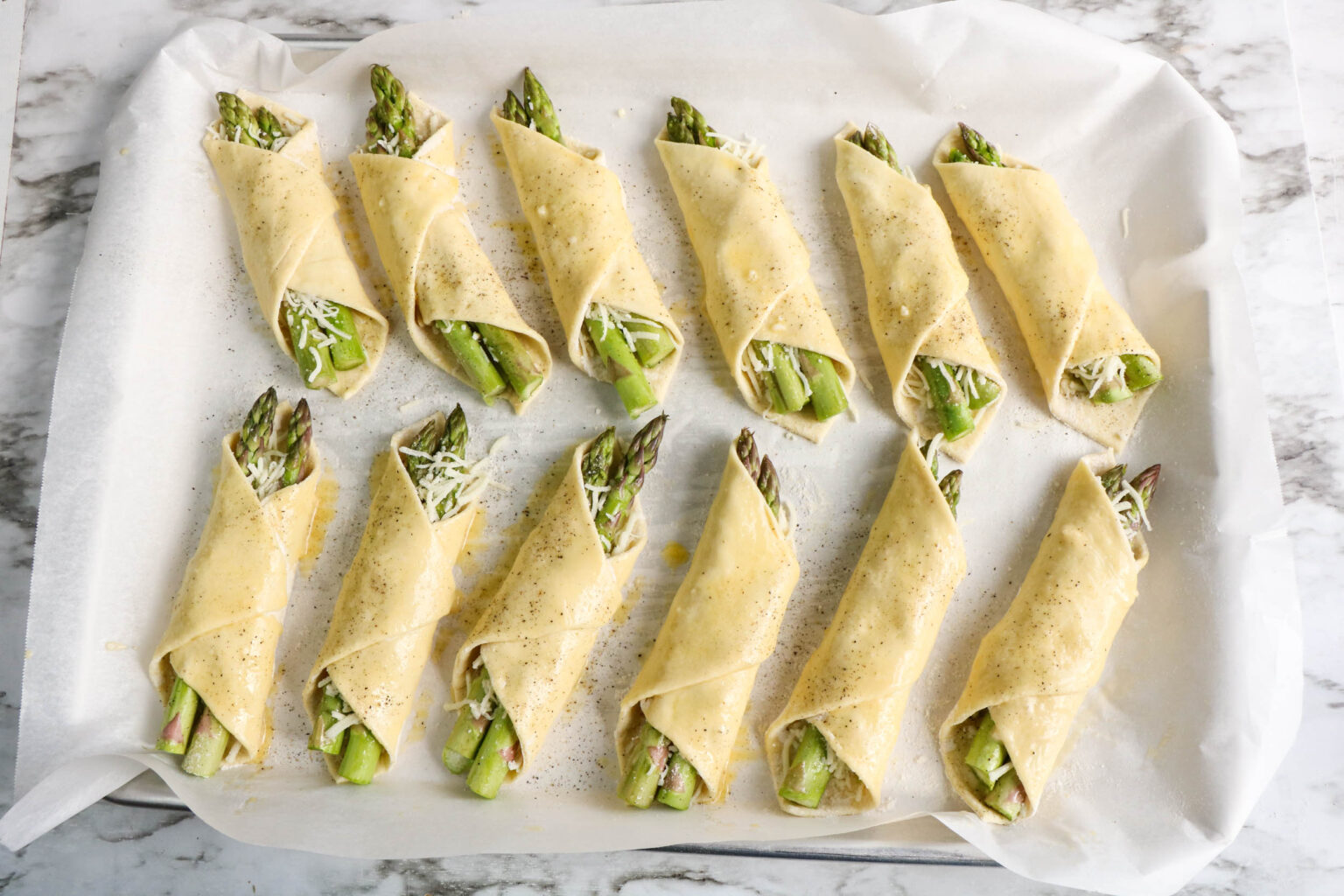 Cheesy Puff Pastry Asparagus Bundles (Easy Recipe) - Appetizer